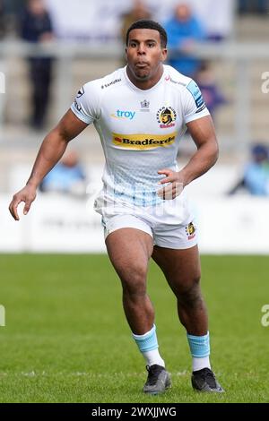 Exeter Chief's Immanuel Feyi-Waboso (Mitte) wird von Gloucesters Seb ...