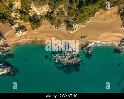Blick von oben auf den Strand von Sa Boadella, in Lloret de Mar, an der ...