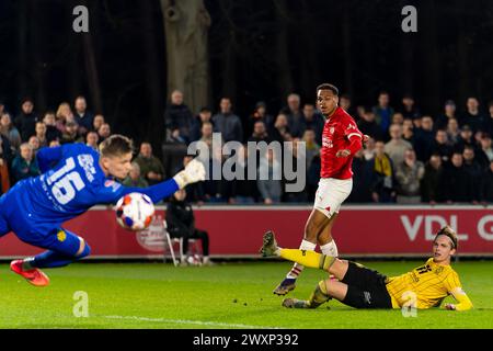 EINDHOVEN, NIEDERLANDE - 1. APRIL: Calvin Raatsie von Roda JC, Joey ...