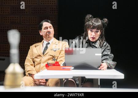 Schauspieler Zdenek Kupka als Adolf Hitler bei der Probe Timur Vermes's ...