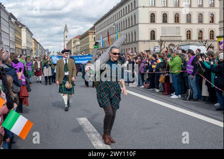 München, St. Patricks Day, Parade Prinzessin Orla Geary, in der Kutsche ...