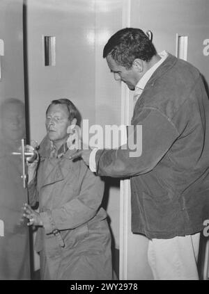 Szene aus dem SFB-Kriminalhörspiel in fünf Portionen 'Nimm Platz und ...