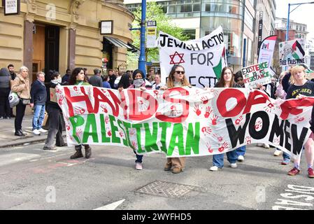 Pro-Palästina-Protest, geführt von Frauen, im Zentrum von Manchester ...