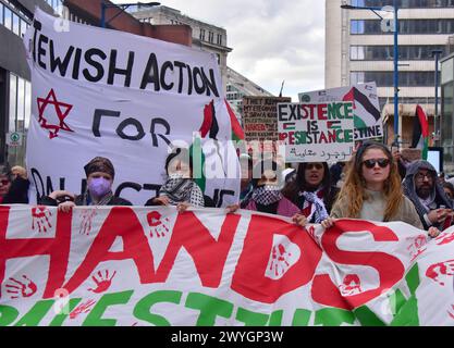 Pro-Palästina-Protest, geführt von Frauen, im Zentrum von Manchester ...