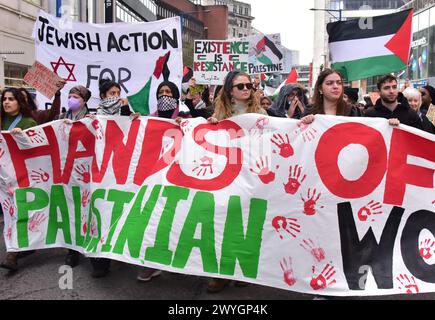 Pro-Palästina-Protest, geführt von Frauen, im Zentrum von Manchester ...