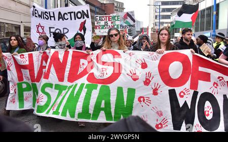 Pro-Palästina-Protest, geführt von Frauen, im Zentrum von Manchester ...