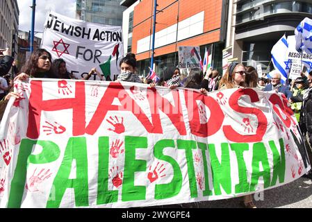 Pro-Palästina-Protest, geführt von Frauen, im Zentrum von Manchester ...