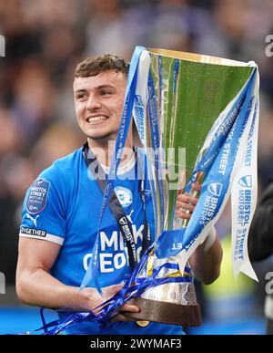 Harrison Burrows von Peterborough United feiert mit der Trophäe nach ...