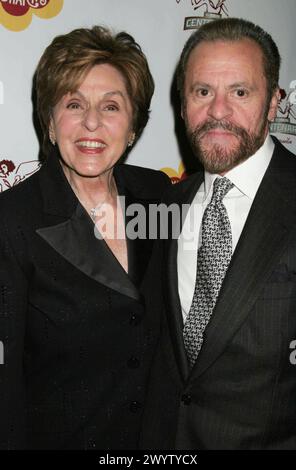 Fran Weissler und Barry Weissler nehmen am 18. April 1996 an der ...