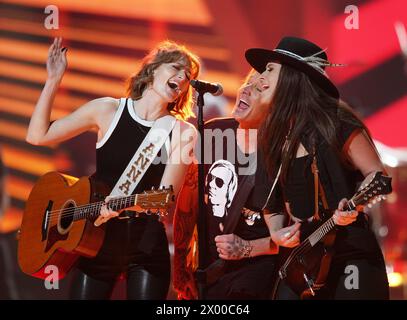 Keith Urban, Maggie Baugh und Anna Vaus treten während der CMT Music ...