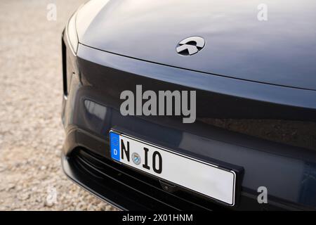 Bayern, Deutschland - 7. April 2024: NIO-Kennzeichen am Stoßfänger ...