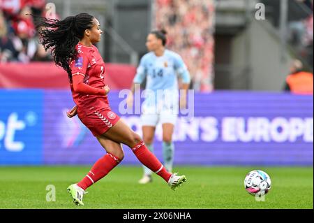 Viborg, Dänemark. April 2024. Isabella Obaze (2) aus Dänemark, das ...