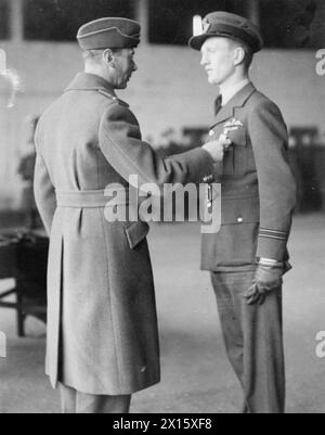 Der König und die Königin besuchen eine RAF-Kampfstation, schütteln ...