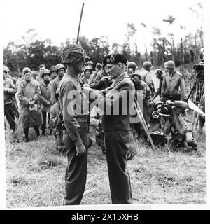 GENERAL MONTGOMERY ÜBERREICHT DEN AMERIKANISCHEN OFFIZIEREN MEDAILLEN ...