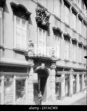 Wien 1, Dorotheergasse 7, Portal mit Fenster oben und seitlich. 1913 ...