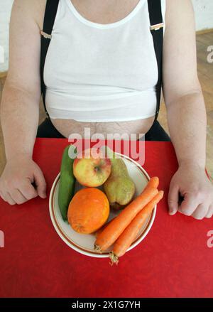 Feature - fettleibiger Mann und ein Teller mit Gemüse und Obst ...
