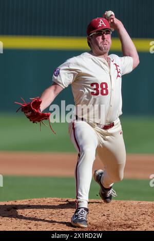 17. April 2024: Arkansas Pitcher Cooper Dossett #48 arbeitet aus dem ...