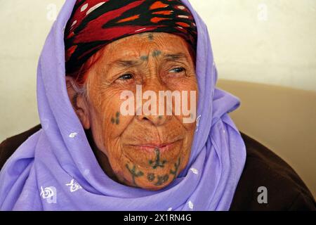Eine jesidische Frau mit traditionellen Tattoos (DEQ auf Kurdisch) im ...
