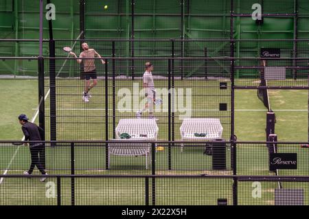 Padel-Spieler auf den Reserve Padel Courts im Viertel Hudson Yards in ...