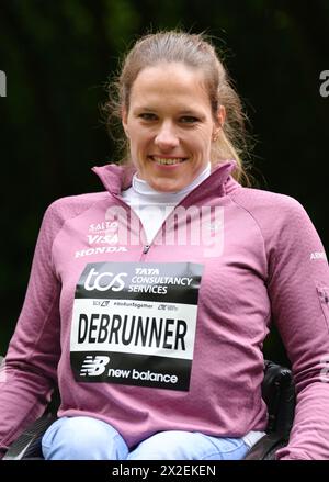 Catherine Debrunner und Schüler der St. Saviour's School Pflanzen einen ...