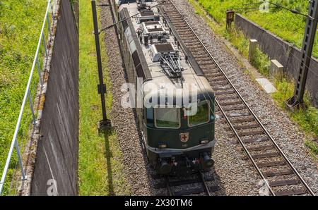 Ein Interregio mit einer Lokomotive des Typs re 4/4 2 (Re420) und ...