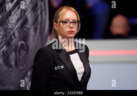 Schiedsrichter Desislava Bozhilova am siebten Tag der Cazoo World ...