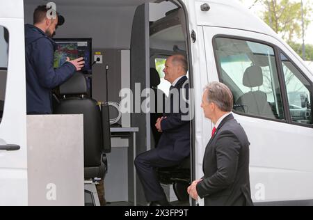 Bundeskanzler Olaf Scholz wird in einem Verifikator-Fahrzeug der Drohnengruppe des ...