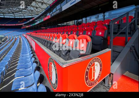 Auf der VIP-Tribüne in der de Kuip Arena - dem offiziellen Spielplatz ...