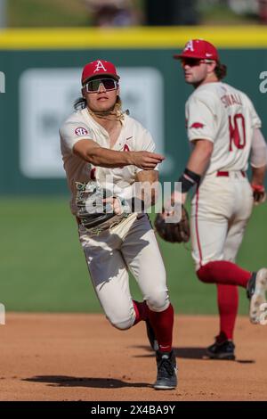 1. Mai 2024: Razorback-Infield Wehiwa Aloy #9 folgt auf seinem Wurf zu ...