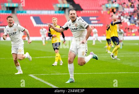Bromley's Michael Cheek feiert sein zweites Tor aus dem ...
