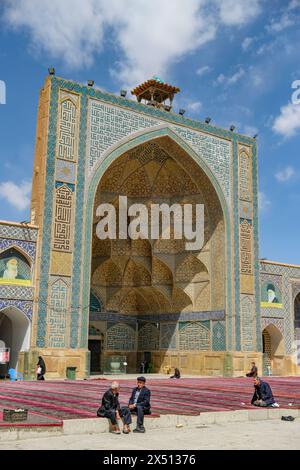 Isfahan, Iran – 1. April 2024: Besucher der Jameh-Moschee, auch bekannt ...