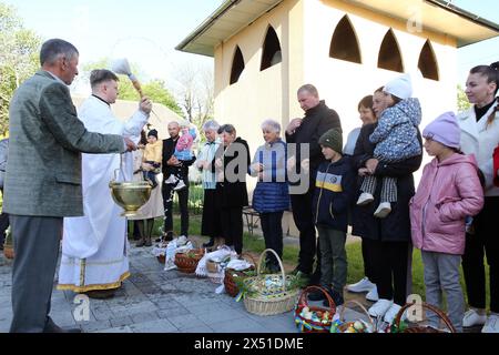 NOVE SELO, UKRAINE - 5. MAI 2024 - Pater Rostyslav Husak segnet die ...