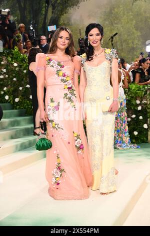 Grace Murdoch (links) und Wendi Murdoch, die am Metropolitan Museum of ...