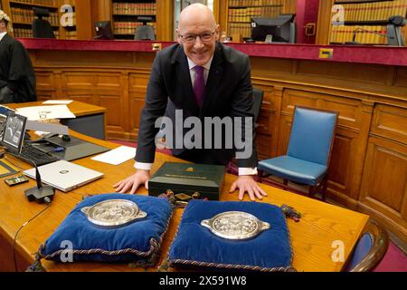 John Swinney steht bei den Siegel Schottlands, während er als erster ...