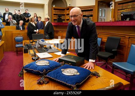 John Swinney steht bei den Siegel Schottlands, während er als erster ...