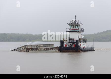 Fort Madison, Iowa, USA. Mai 2024. Zwei Binnenschiffe der Ingram Barge ...