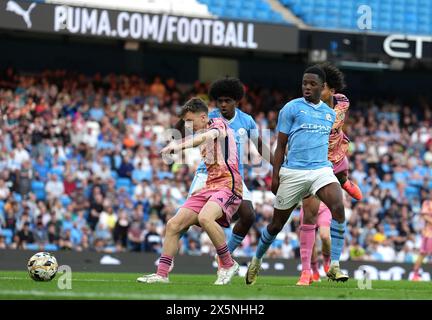 Justin Oboavwoduo von Manchester City erzielt das erste Tor des Spiels ...