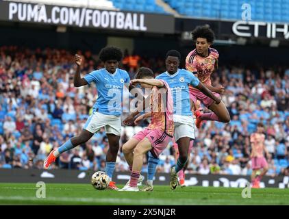 Justin Oboavwoduo von Manchester City erzielt das erste Tor des Spiels ...