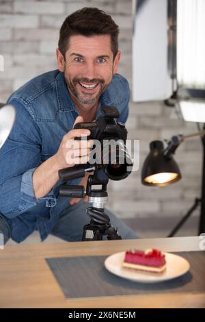 Blogger Konditor macht eine Video-Lektion über das Kochen eines Kuchens ...