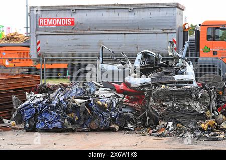 Autoverwertung auf dem Schrottplatz,Altmetall,,verschrottete Autos ...