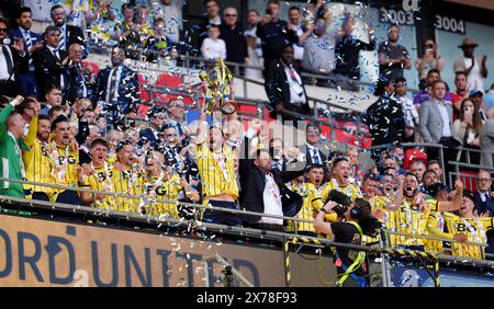 Elliott Moore von Oxford United gewinnt den Pokal nach dem Play-off ...