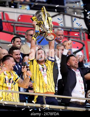 Elliott Moore von Oxford United gewinnt den Pokal nach dem Play-off ...