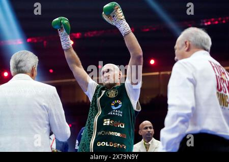 Tyson Fury und Oleksandr Usyk vor der ersten Glocke während des ...