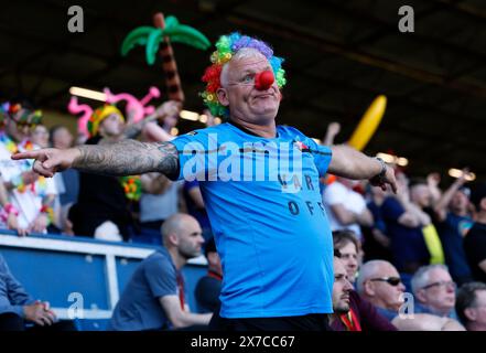 Ein Fan des Nottingham Forest, der ein Schiedsrichterkostüm und eine ...