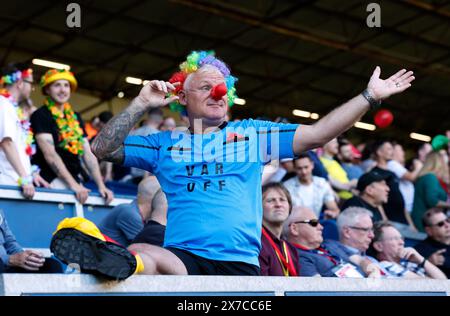 Ein Fan des Nottingham Forest, der ein Schiedsrichterkostüm und eine ...