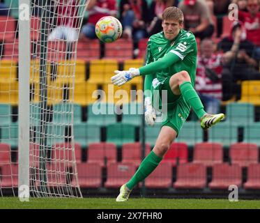 Berlin, Deutschland. Mai 2024. Ein Reveler nimmt an einer Parade ...