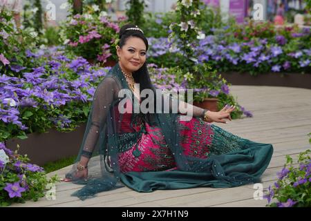 Tänzerin Michelle Ko posiert in der Raymond Evison Show im Grand ...