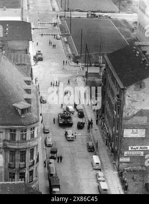 Panzer am Checkpoint Charlie, Berlin 1961. - Originale Bildbeschreibung ...