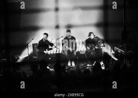 Das schottische Volkstrio Talisk (Benedict Morris, Mohsen Amini und ...