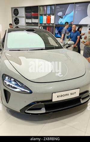 XI'AN, CHINA - 26. MAI 2024 - Bürger konsultieren einen neuen ...